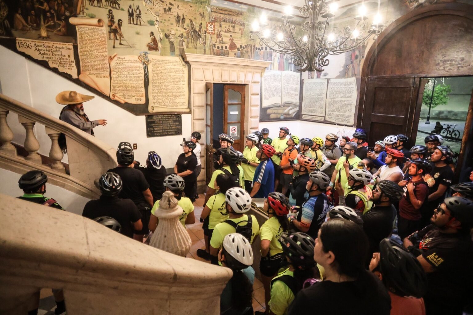 Grupo de ciclistas realiza recorrido nocturno por la Antigua ...